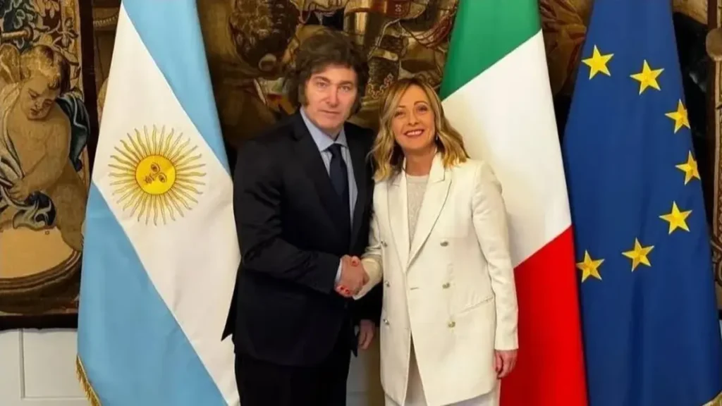 Milei partió rumbo a Roma para verse con León XIV y Meloni, en una gira ...